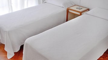 Apartamento, 2 quartos | Cofres nos quartos, camas extras/dobráveis, Wi-Fi de cortesia