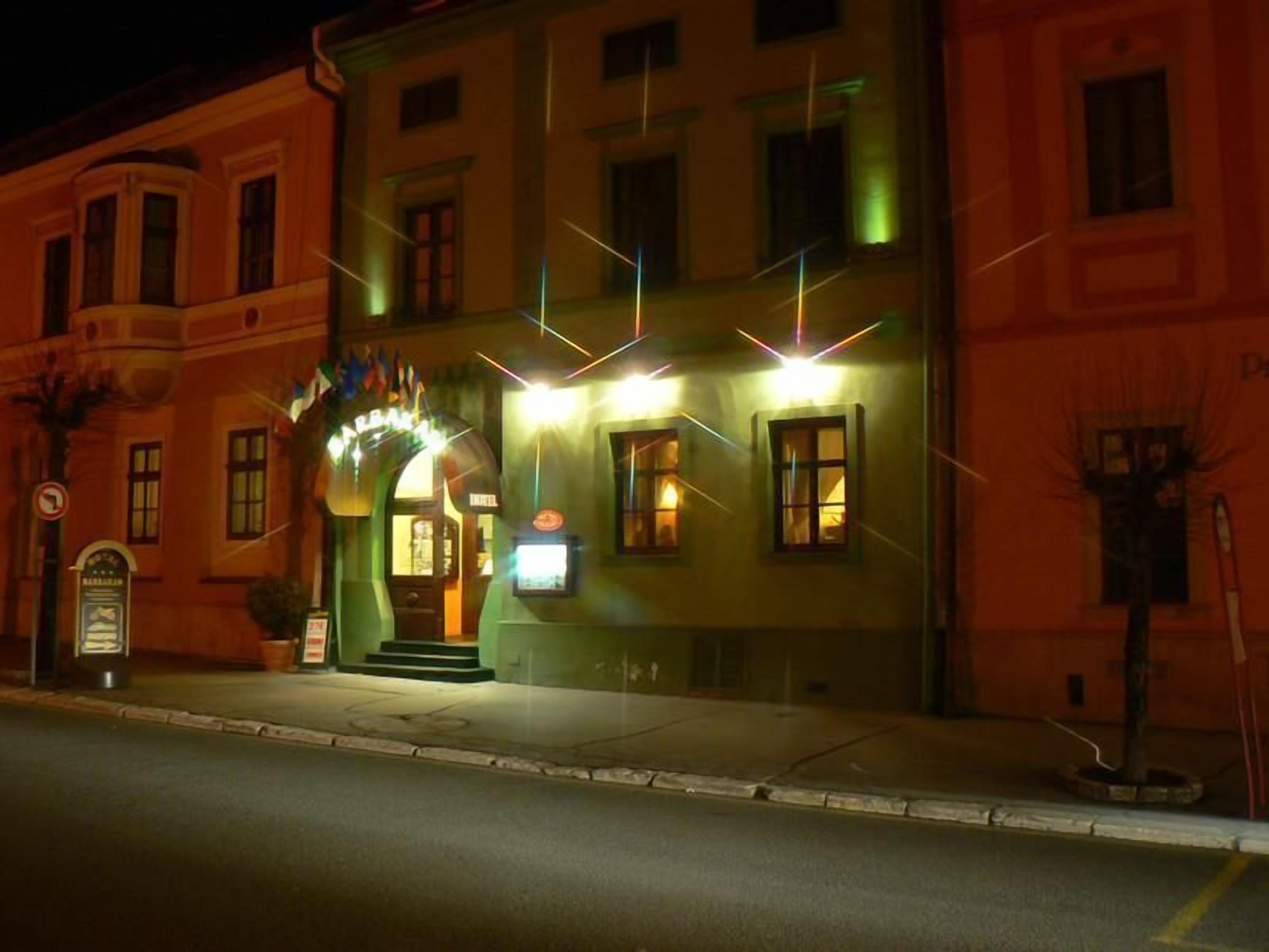 Fachada da propriedade à noite