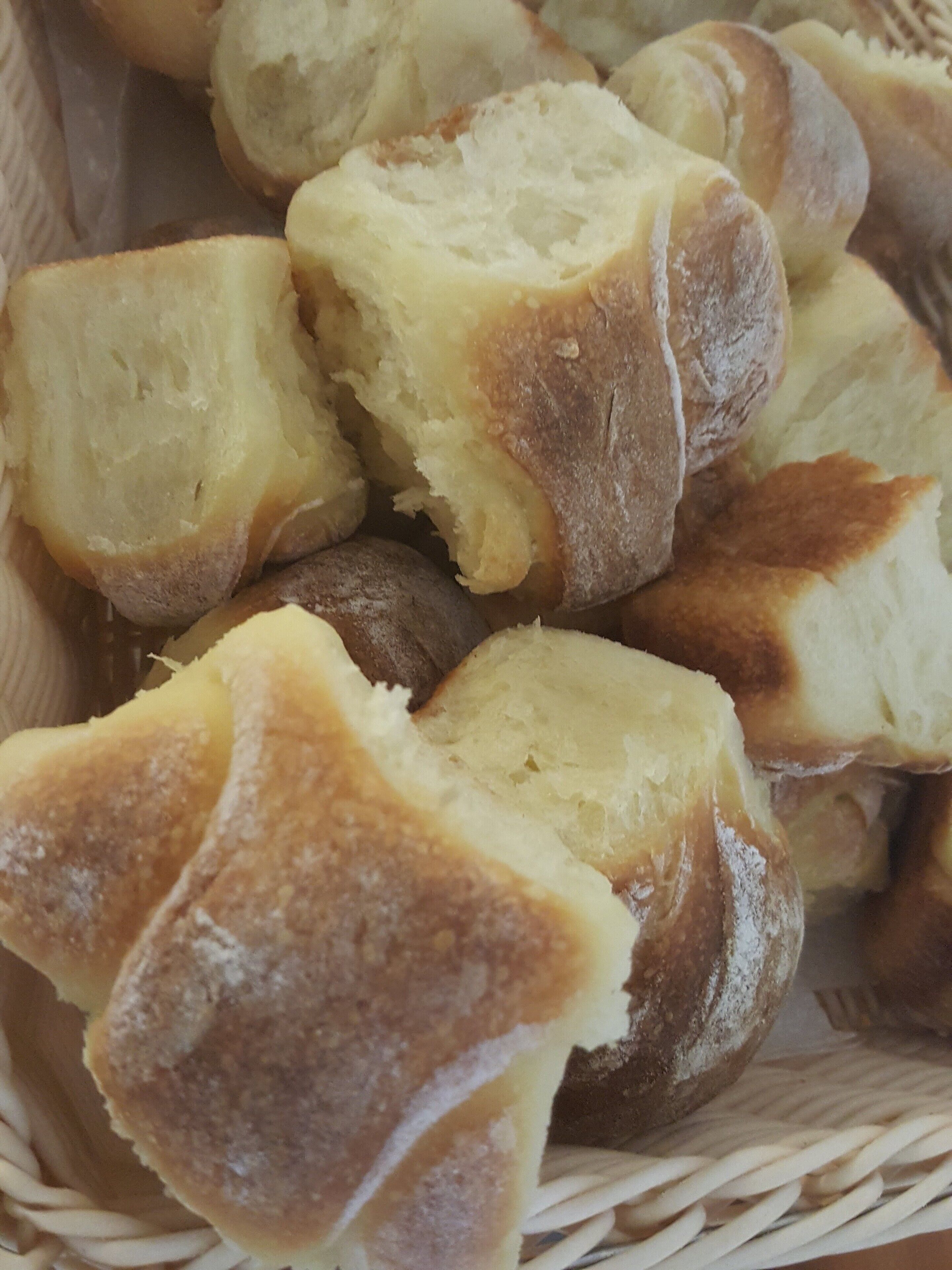 Uma cesta com pães recém-assados.
