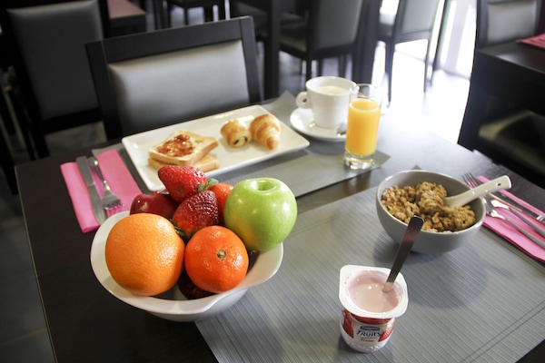 Café da manhã com buffet durante a semana (EUR 13.00 por pessoa)