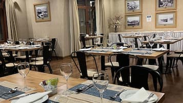 Almoços e jantares servidos, incluindo cozinha regional