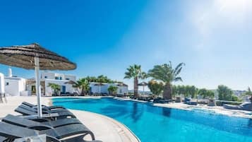 Piscina exterior sazonal, espreguiçadeiras