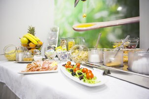 Pequeno-almoço tipo buffet diário mediante uma taxa 