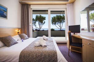 Suite Familiar, terraço | Minibar, cofre no quarto, secretária 