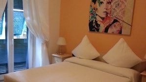 Um quarto com uma cama, uma mesa de cabeceira, uma luminária e um quadro na parede.