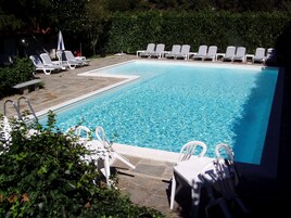 Piscina exterior sazonal 