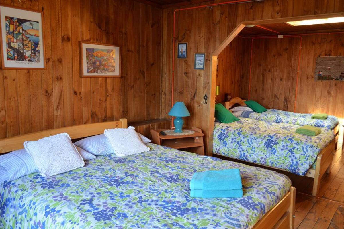 Quarto Quádruplo Standard, várias camas, casa de banho privativa | Edredões de penas, Wi-fi grátis, roupa de cama fornecida 