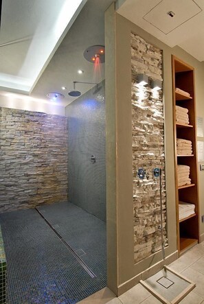 Sauna, banheira de hidromassagem, hammam, tratamentos corporais 