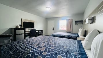 Quarto, 2 camas queen-size, não fumadores | Secretária, Wi-fi grátis, roupa de cama fornecida