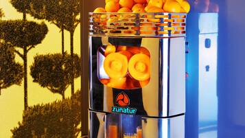 Pequeno-almoço tipo buffet diário (17 EUR por pessoa)