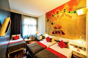 Quarto Triplo Superior | Roupa hipoalergénica, minibar, cofre com capacidade para portátil 