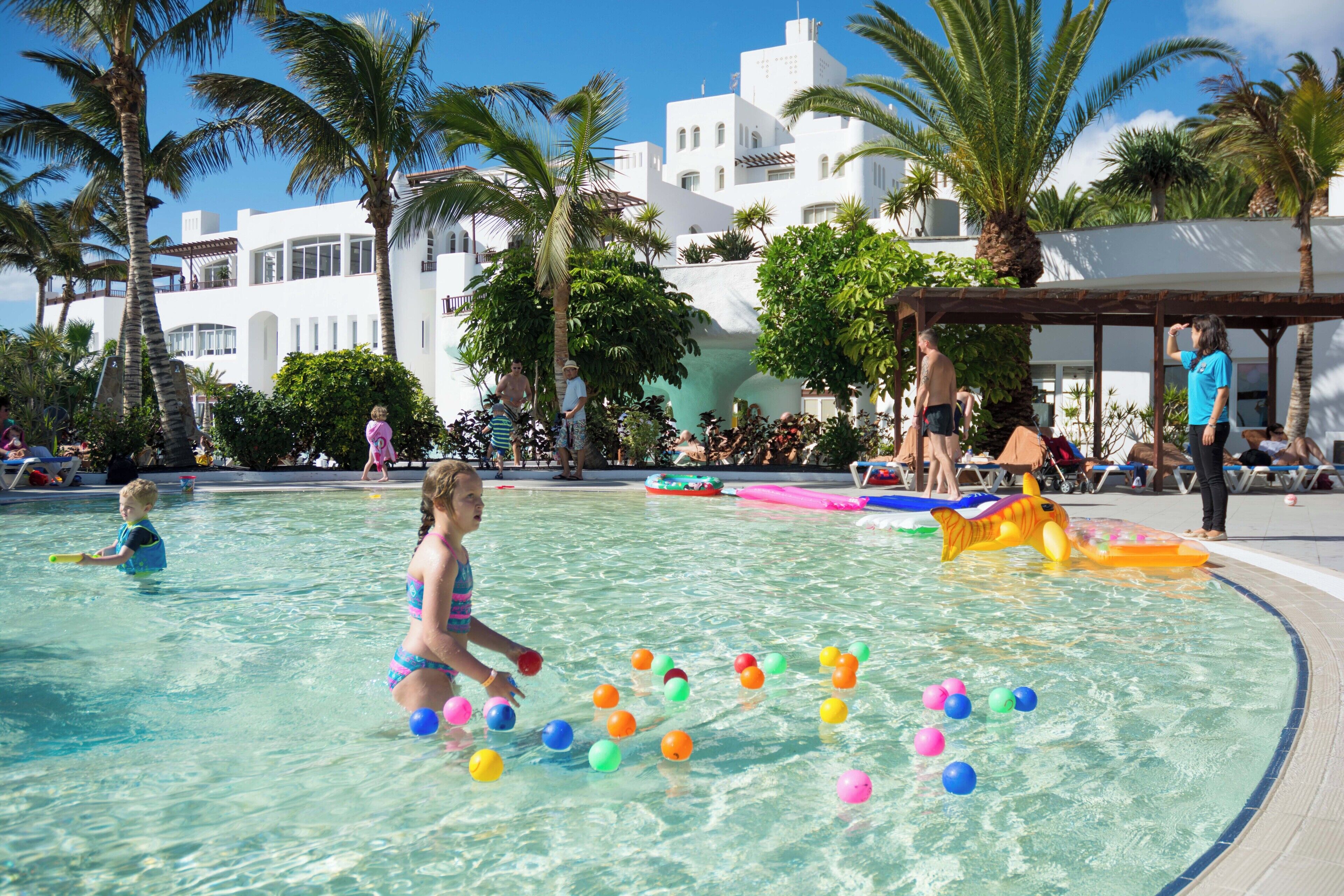 5 piscinas externas, guarda-sóis, espreguiçadeiras