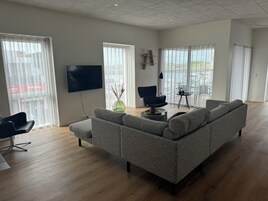 Apartamento Deluxe, 2 quartos, não fumadores | Sala de estar | TV de ecrã plano 