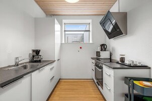 Estúdio Básico, 1 cama king-size, não fumadores | Cozinha privada | Um frigorífico no espaço comum, um micro-ondas no espaço comum 