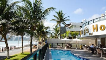 Piscina exterior, guarda-sóis, espreguiçadeiras