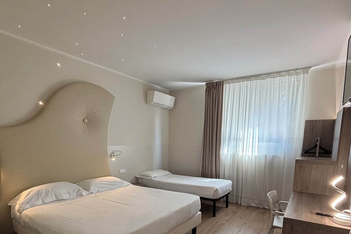 Quarto triplo luxo | Frigobar, quartos à prova de som, Wi-Fi de cortesia, roupa de cama