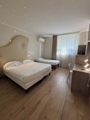 Quarto Triplo Deluxe | Minibar, quartos insonorizados, Wi-fi grátis, roupa de cama fornecida 