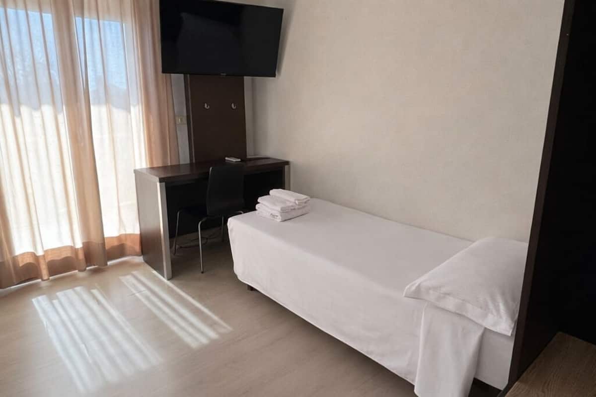 Quarto solteiro econômico | Frigobar, quartos à prova de som, Wi-Fi de cortesia, roupa de cama