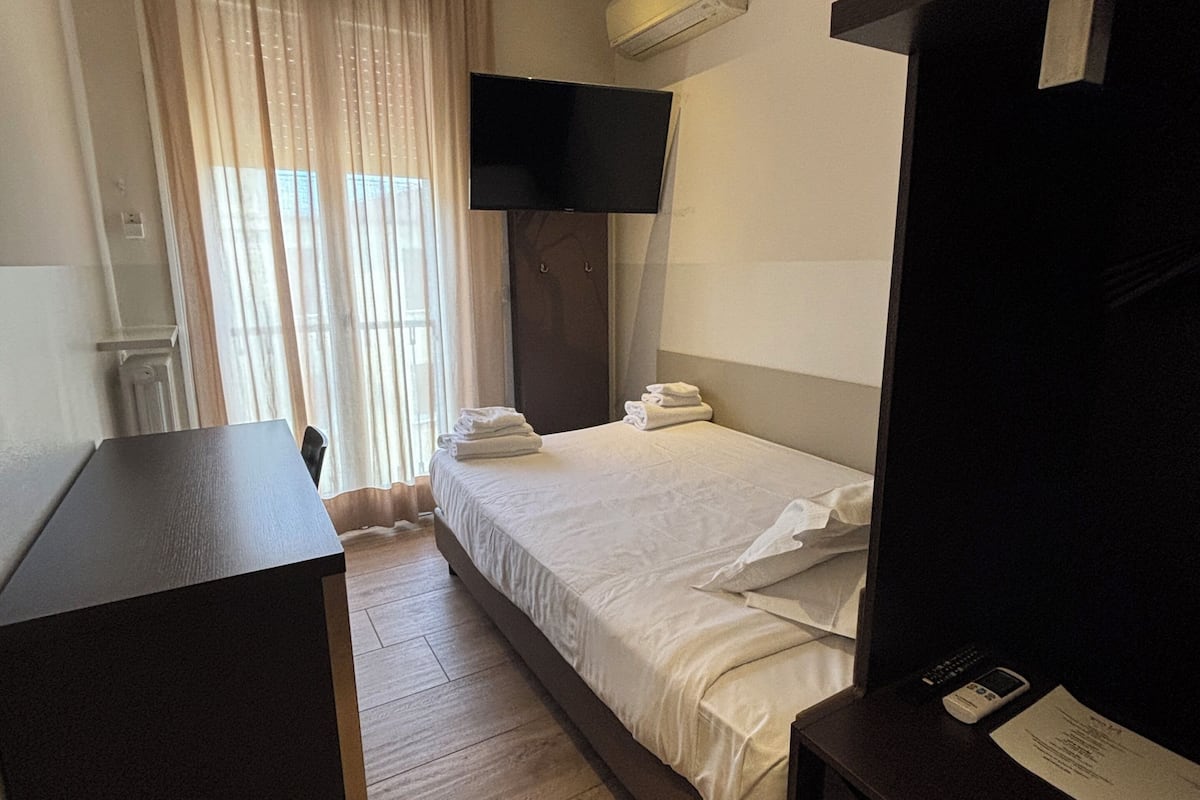 Frigobar, quartos à prova de som, Wi-Fi de cortesia, roupa de cama