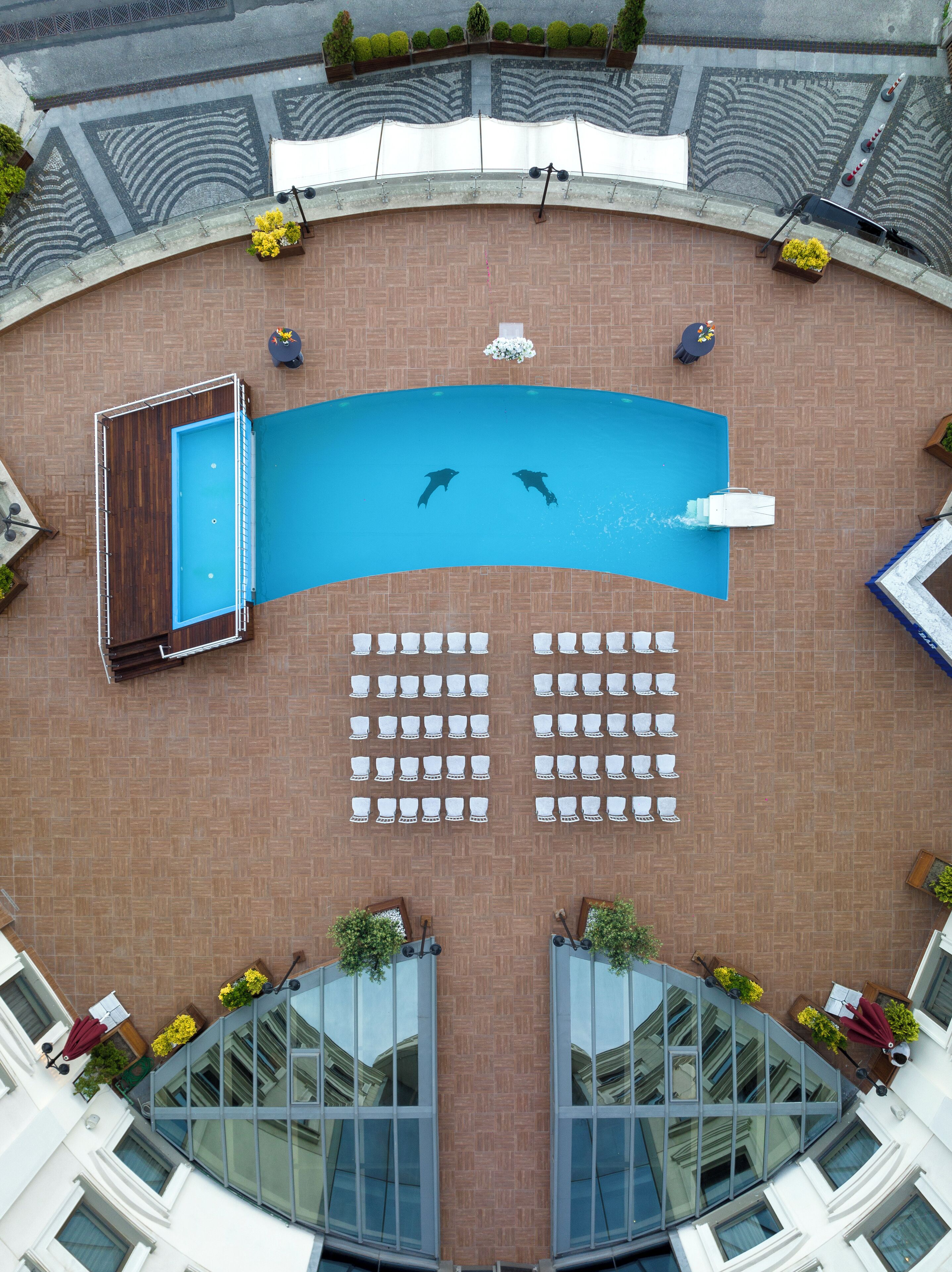 Piscina interna, piscina externa, espreguiçadeiras