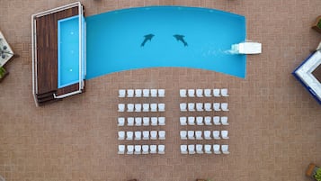 Piscina interna, piscina externa, espreguiçadeiras
