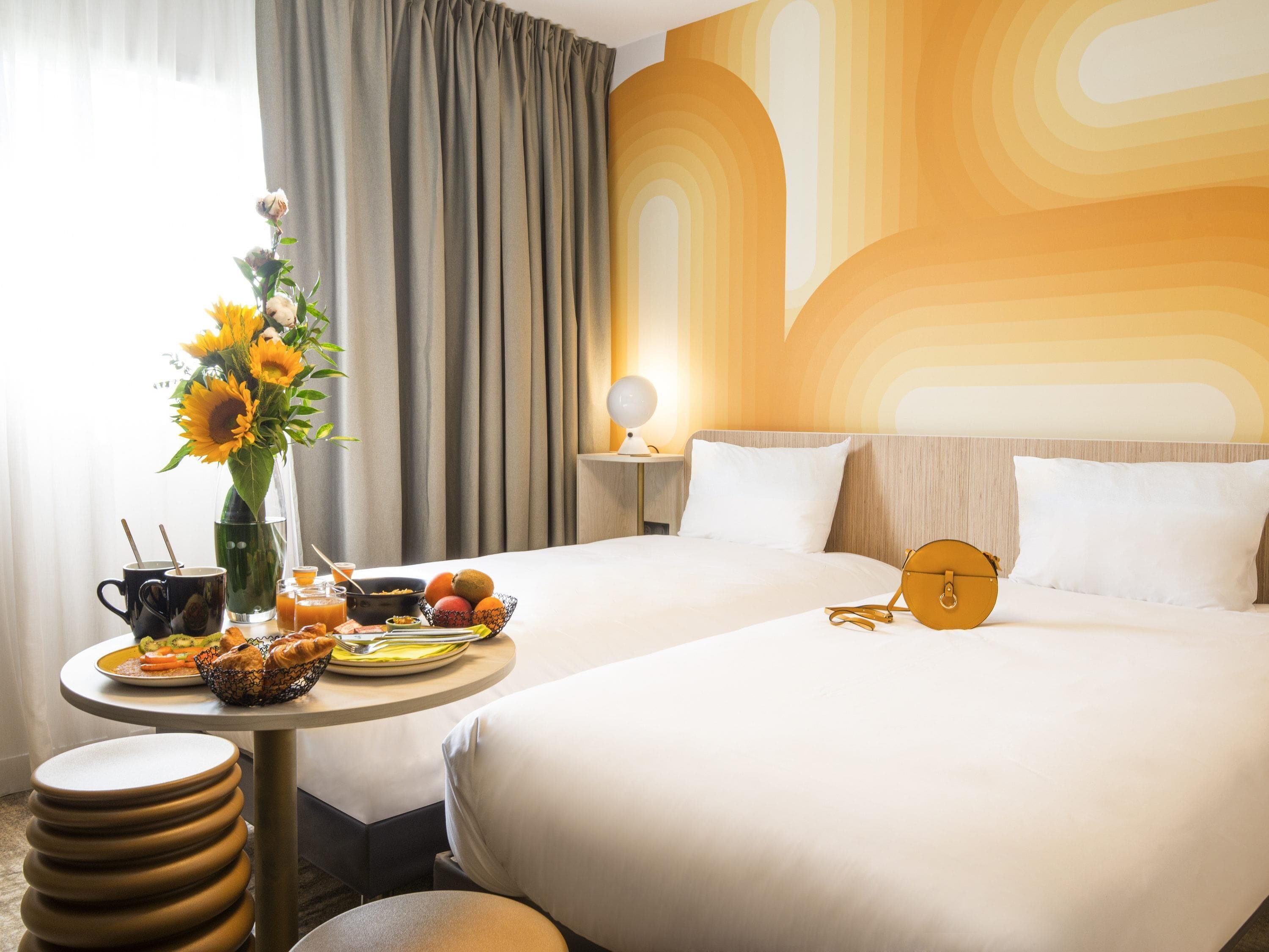 Quarto Standard, 2 camas individuais | Cofre no quarto, secretária, cortinas/cortinados opacos 