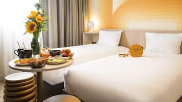 Quarto standard, 2 camas de solteiro | Cofres nos quartos, escrivaninha, cortinas blackout