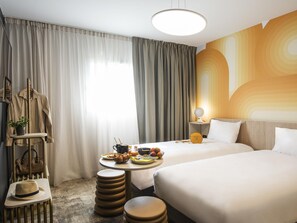 Quarto standard, 2 camas de solteiro | Cofres nos quartos, escrivaninha, cortinas blackout