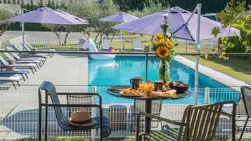 Jantares servidos, com espaço para refeições ao ar livre