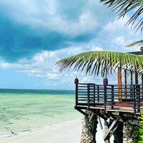 Na praia, praia de areia branca, guarda-sóis de praia, toalhas de praia 