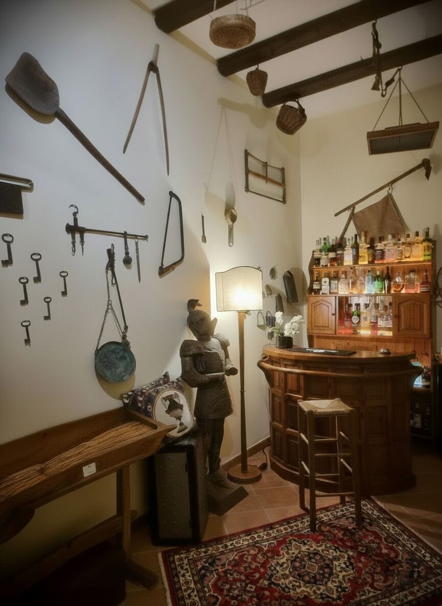Uma área de bar com banquetas, balcão e diversas garrafas.