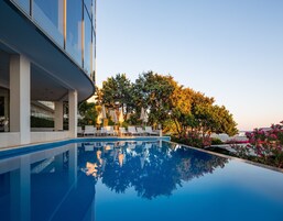 Piscina interna, 3 piscinas externas, guarda-sóis, espreguiçadeiras