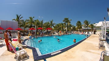 Piscina externa, guarda-sóis, espreguiçadeiras