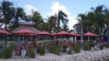 Café da manhã, almoço e jantar; frutos do mar, vistas para a piscina