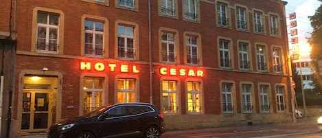 Fachada do alojamento (tarde/noite)