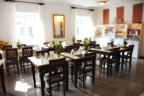 Café da manhã (EUR 8 por pessoa)