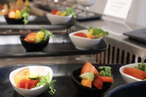 Pequeno-almoço tipo buffet diário mediante uma taxa