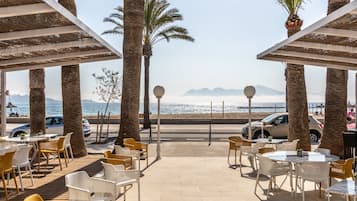 Almoços servidos, cozinha mediterrânica, com vista para a praia