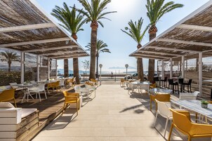 Serviço de almoço e jantar; culinária mediterrânea, vistas para a praia 