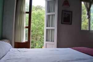 Quarto Individual, 1 cama de casal | Cofre no quarto, com decoração personalizada 
