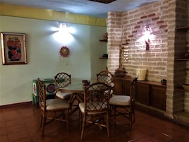 Quarto Triplo | Cozinha privada | Uma cafeteira/bule, um frigorífico/congelador grande, um micro-ondas