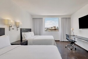 Quarto superior, 2 camas de casal | Cofres nos quartos, escrivaninha, ferros/tábuas de passar roupa