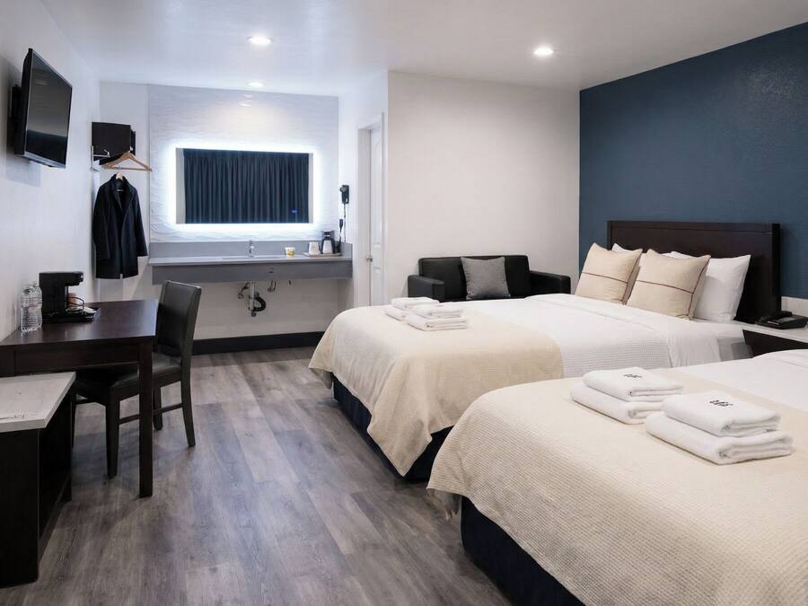 Quarto Standard, 2 camas de casal | Secretária, ferro/tábua de engomar, camas desdobráveis/extra grátis