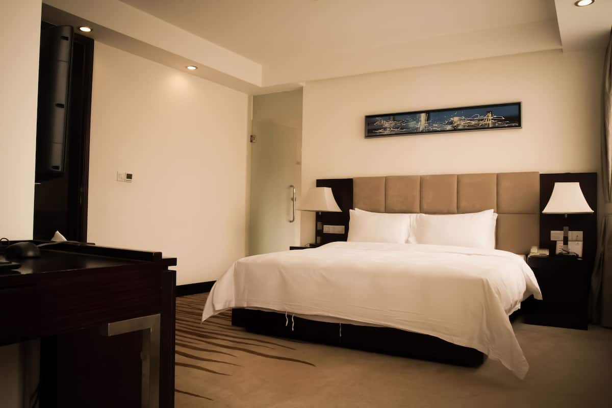 Suíte executiva, 2 quartos, geladeira | Roupas de cama premium, frigobar, cofres nos quartos, escrivaninha