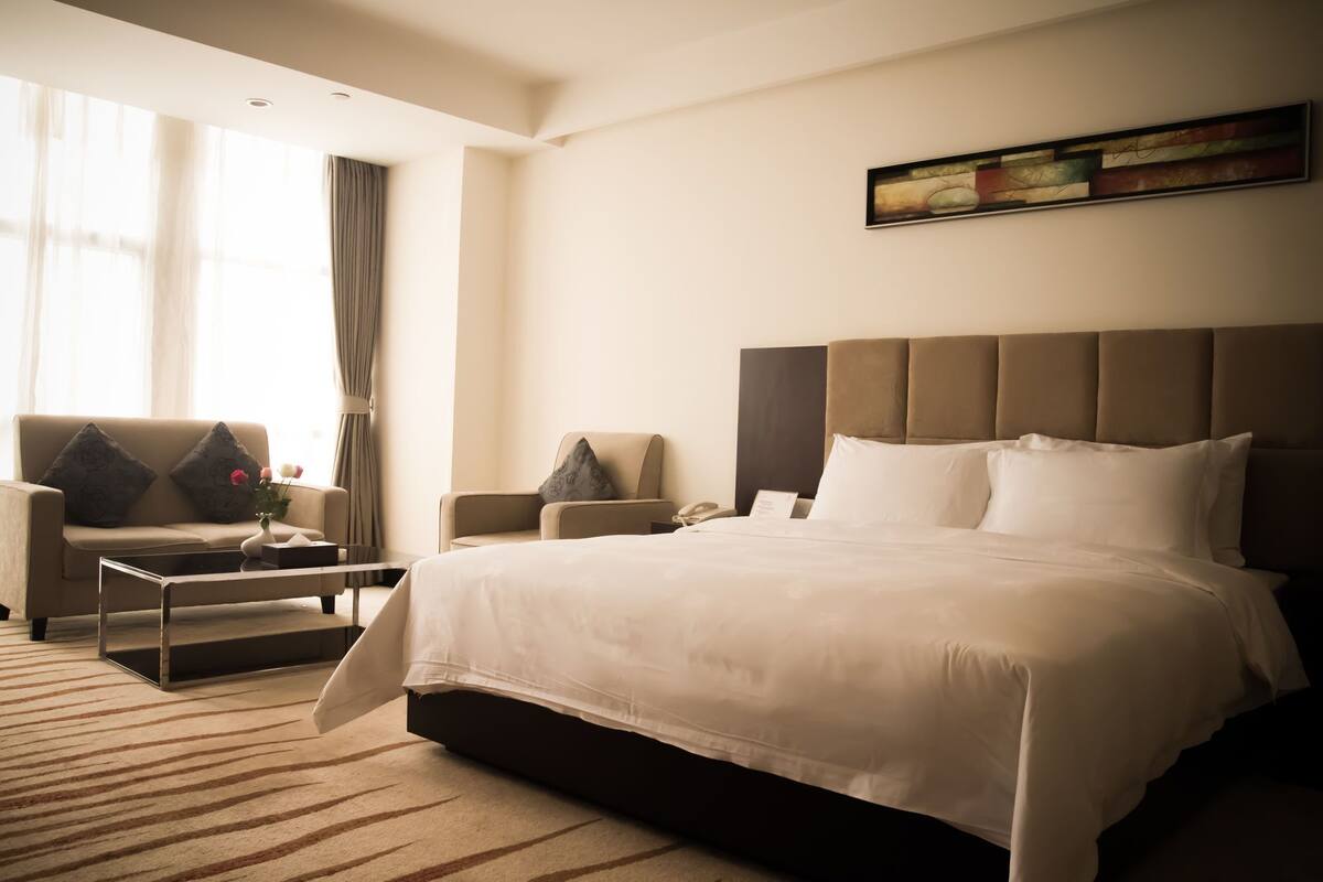 Quarto casal empresarial, 1 quarto, geladeira | Roupas de cama premium, frigobar, cofres nos quartos, escrivaninha