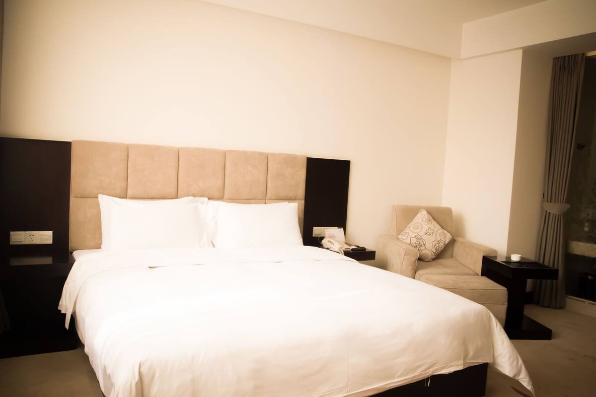 Quarto luxo, 1 cama King, geladeira | Roupas de cama premium, frigobar, cofres nos quartos, escrivaninha