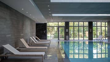 Piscina interna, funciona das 9h às 21h, espreguiçadeiras