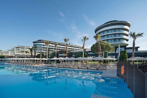 Piscina interior, 6 piscinas exteriores, guarda-sóis, espreguiçadeiras