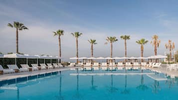 Piscina interior, 6 piscinas exteriores, guarda-sóis, espreguiçadeiras