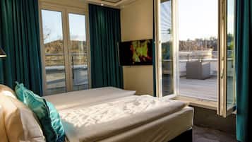Quarto superior (with double bed and rooftop terrace) | Escrivaninha, quartos à prova de som, Wi-Fi de cortesia, roupa de cama